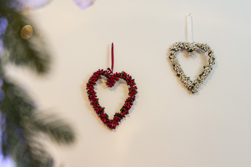 Umělý věnec tvar srdce, červené bobule | ASKO - NÁBYTEK