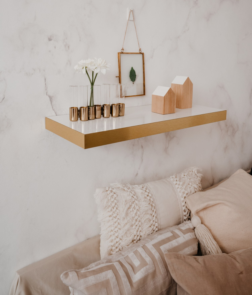 Police na zeď Shelvy 60 cm, bílá lesk/zlatá | ASKO - NÁBYTEK